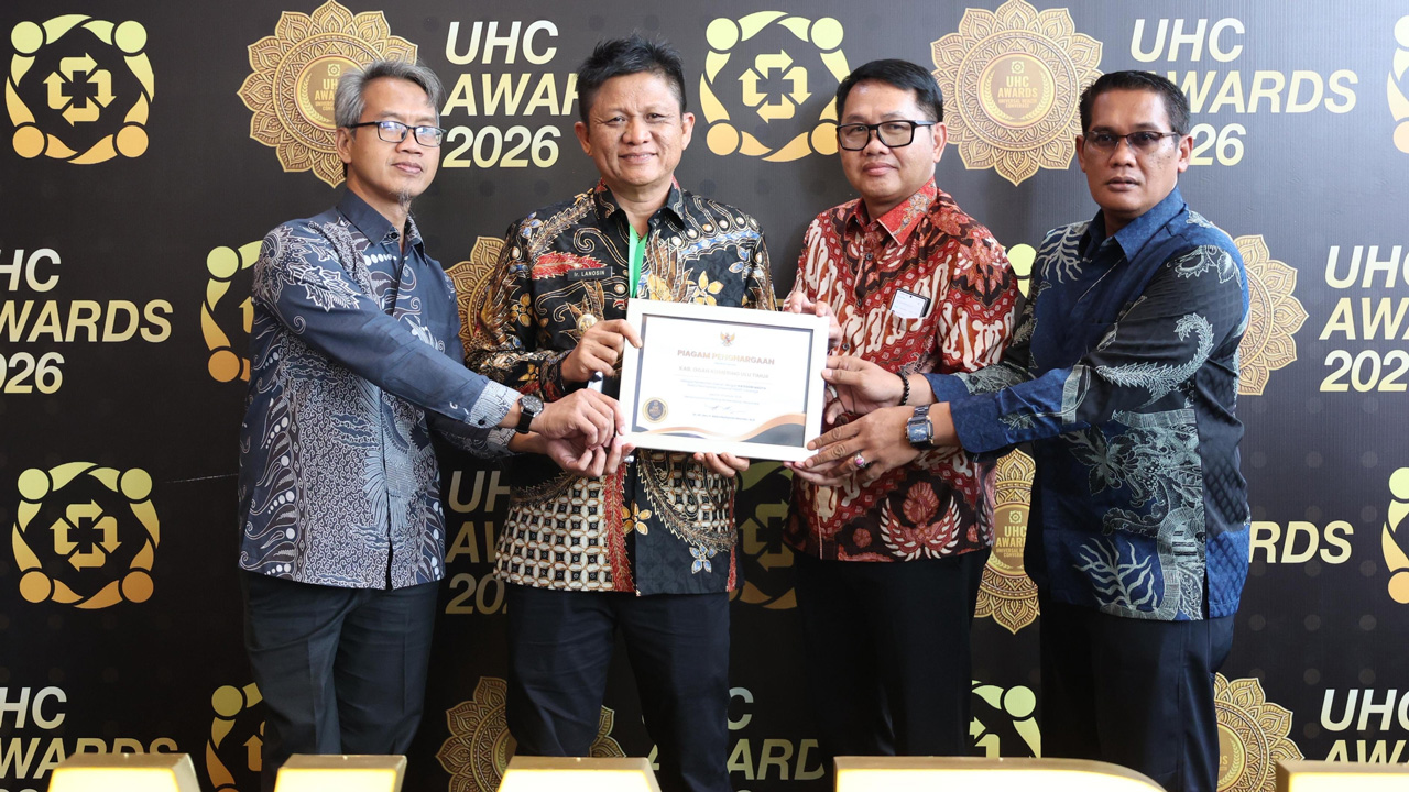 Kembali Ukir Prestasi, Enos Terima Penghargaan UHC Award 2026 Kategori ...