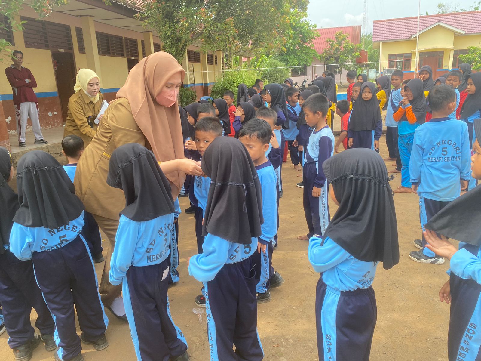 Ratusan Siswa SDN Merapi Selatan Lahat Diberikan Obat Ini oleh Tim PKM ...