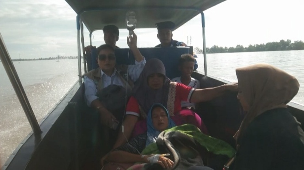 Gunakan Ambulance Apung, Warga Desa Upang Harus Dilarikan Ke Pelabuhan ...