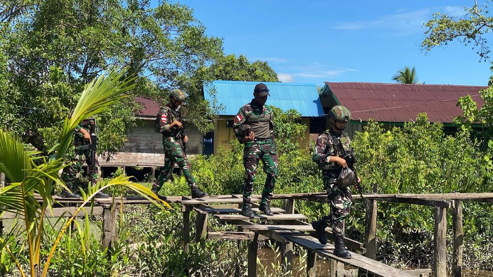 Satgas Yonif 141 Aneka Yudha Jaya Prakosa Lakukan Patroli Keamanan, Ini ...